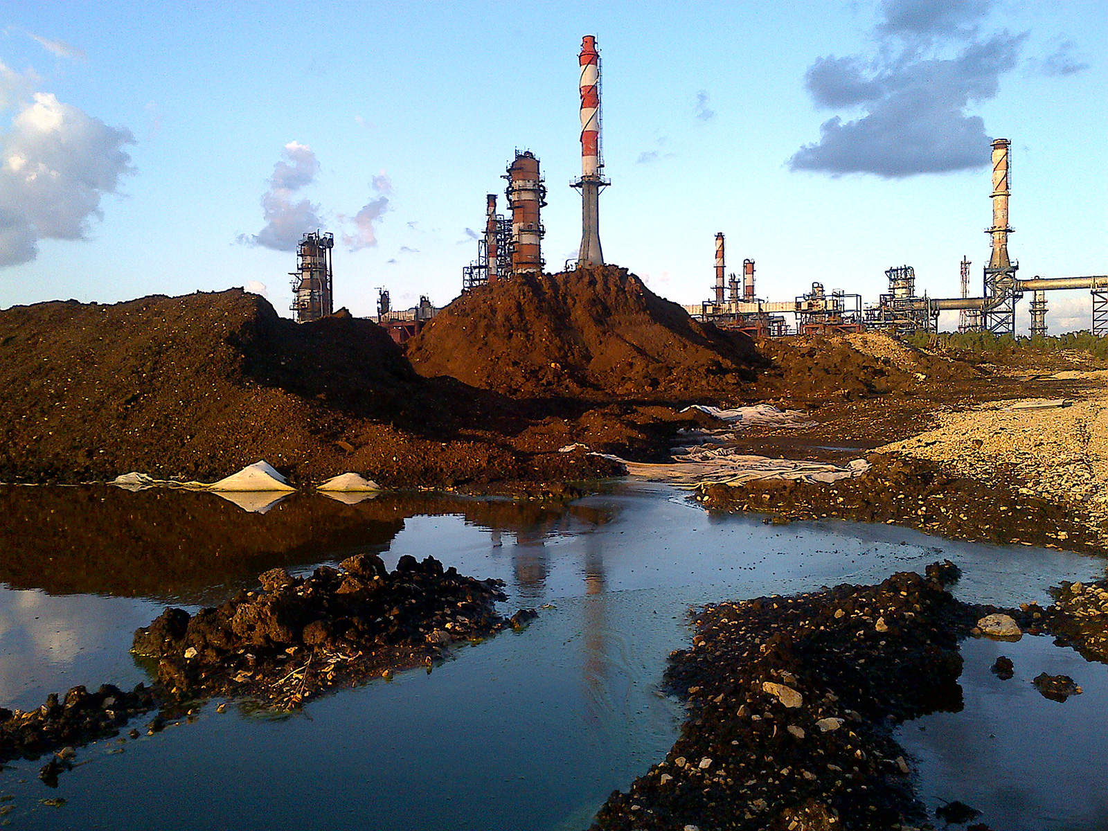 Refinery waste treatment in oil and gas industry - econ industries ...